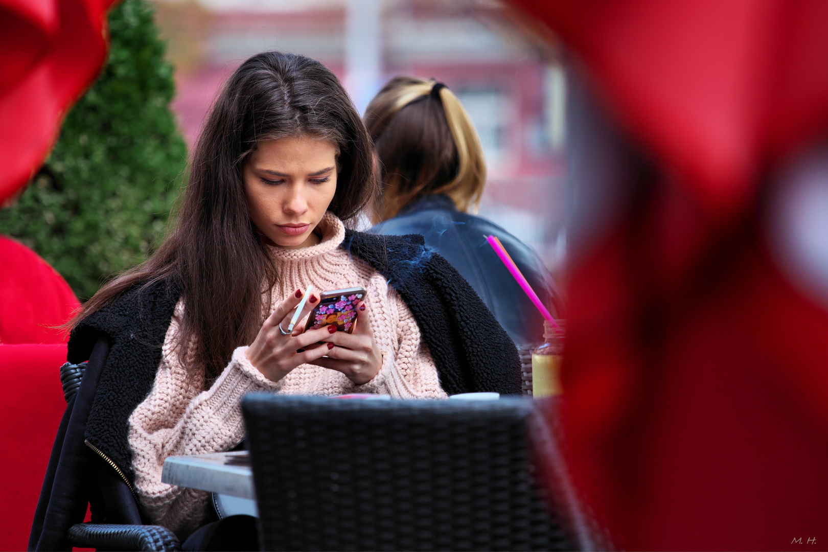 Junge Frau mit farbenfrohem Handy ... Foto & Bild | erwachsene menschen ...