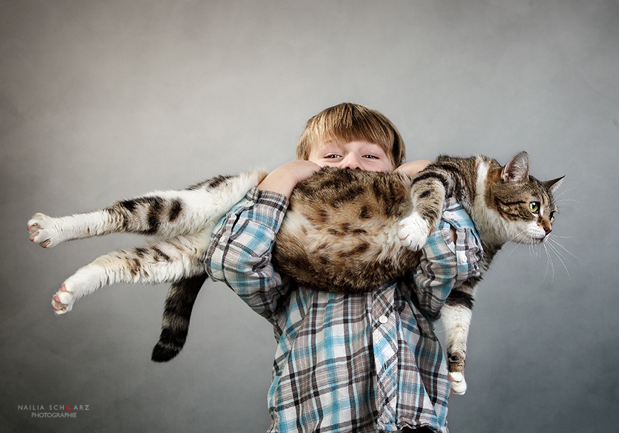 Junge mit der Katze Foto & Bild | kinder, studio, menschen Bilder auf ...