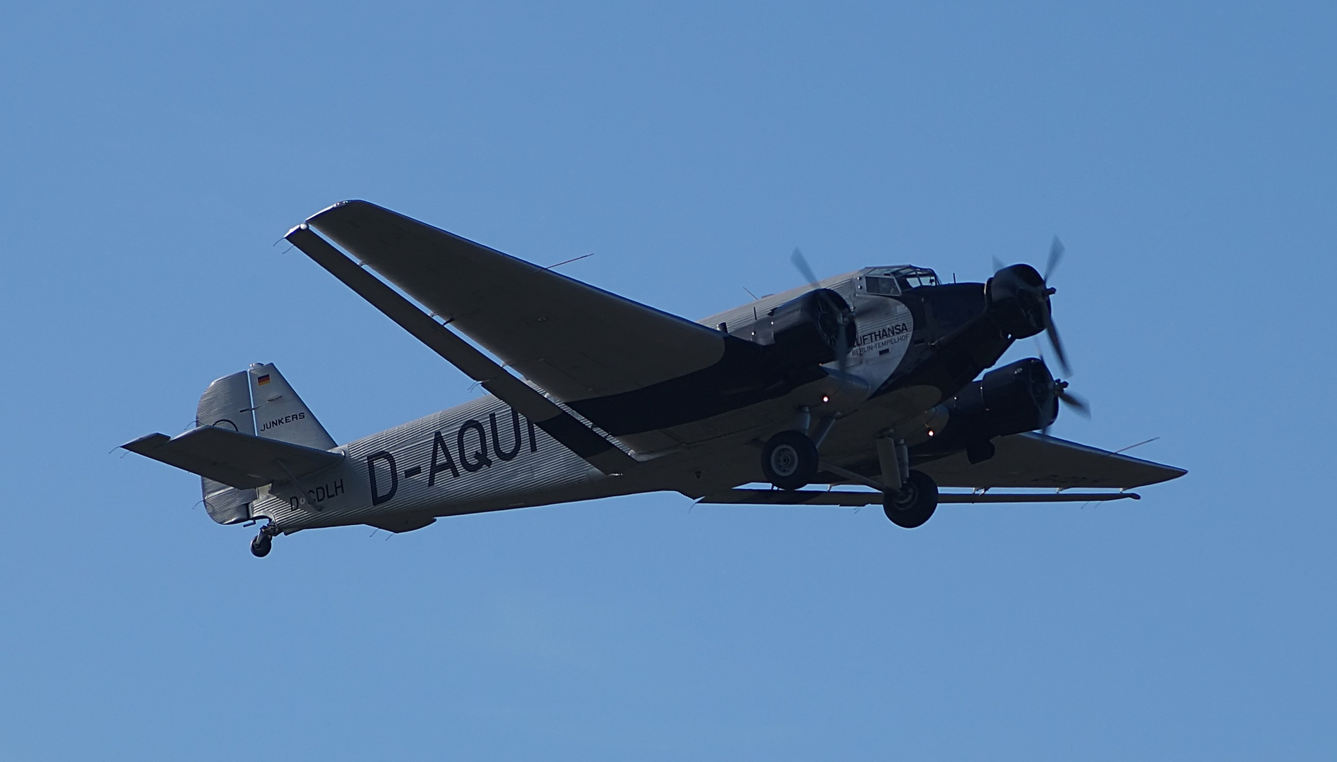 Junkers Ju 52 "Tante Ju" Foto & Bild | luftfahrt, oldtimer-flugzeuge ...