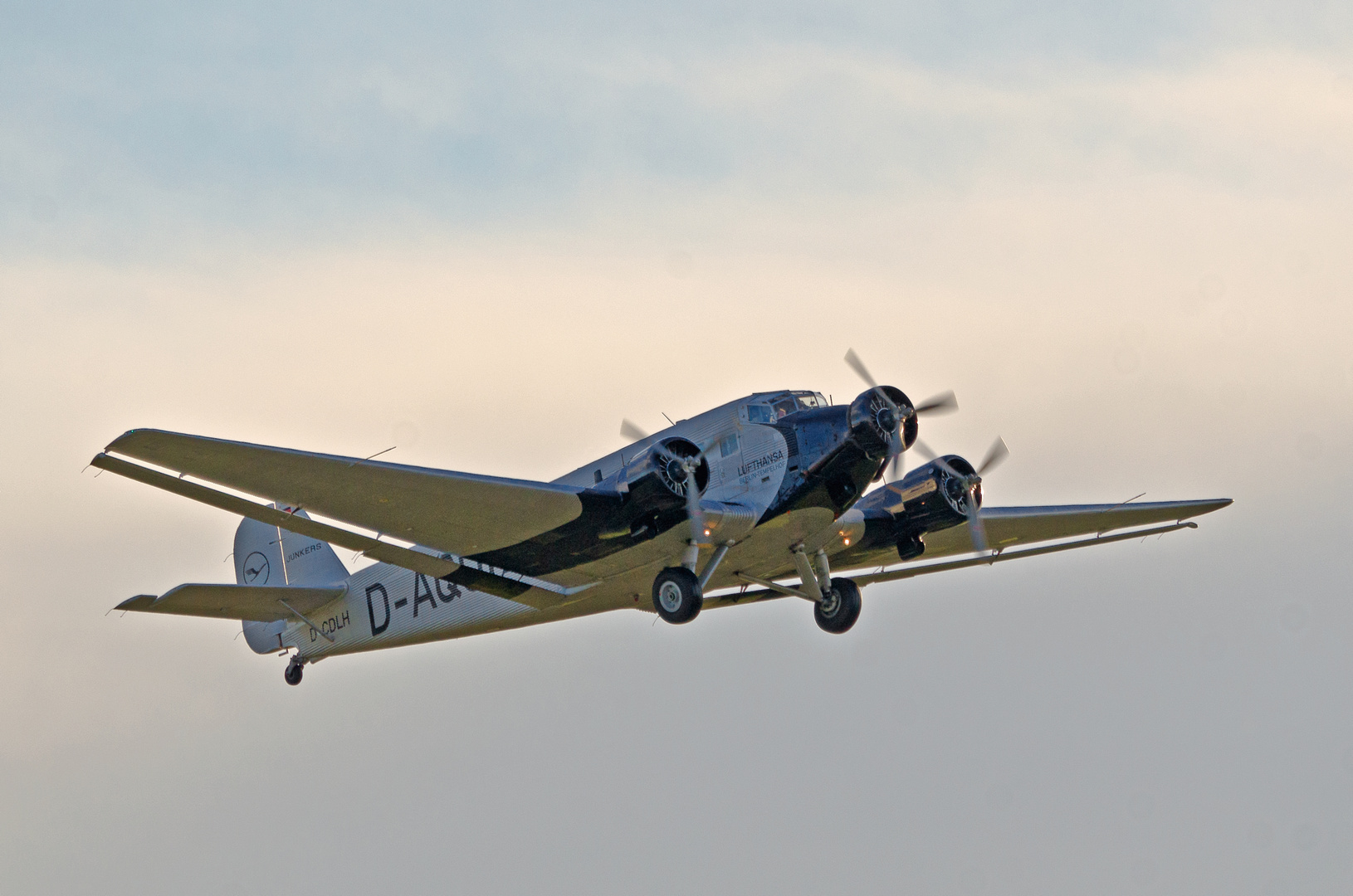 Junkers Ju 52 - "Tante Ju" Foto & Bild | luftfahrt, oldtimer-flugzeuge, ju-52 Bilder auf ...
