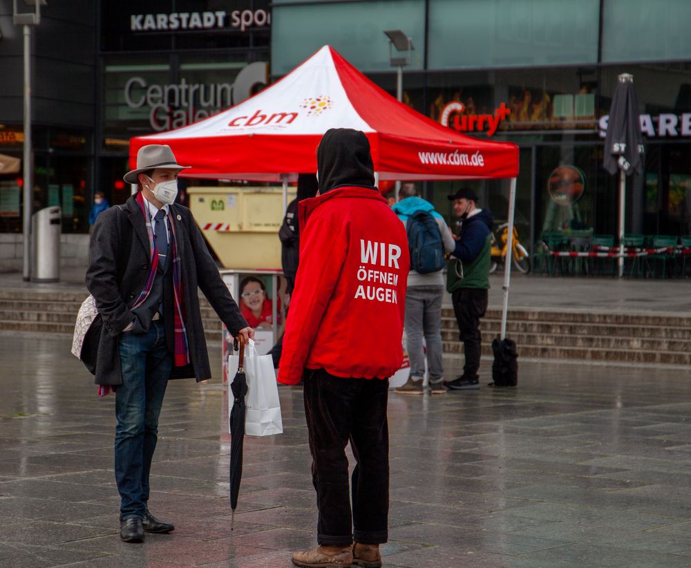 Kaltakquise Foto & Bild | erwachsene menschen, streetfotografie mit menschen, zwei menschen ...