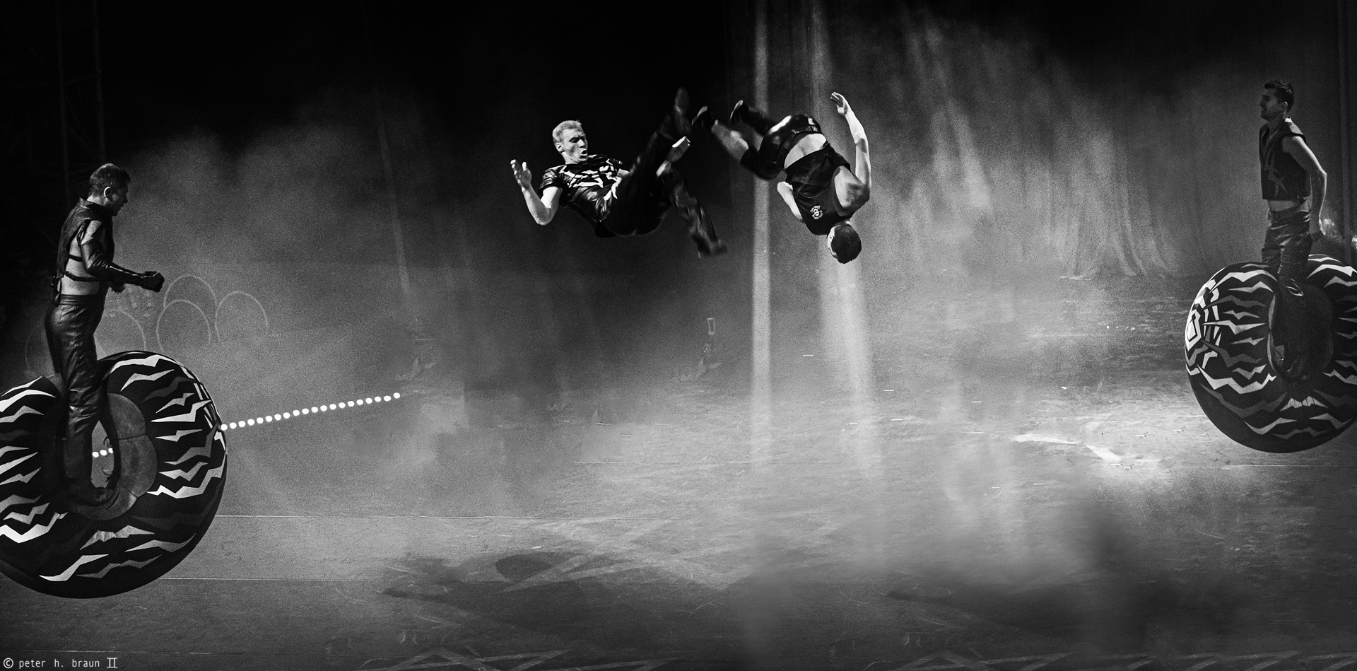 Kapriole Foto & Bild | erwachsene menschen, kunstfotografie & kultur, zirkus Bilder auf ...