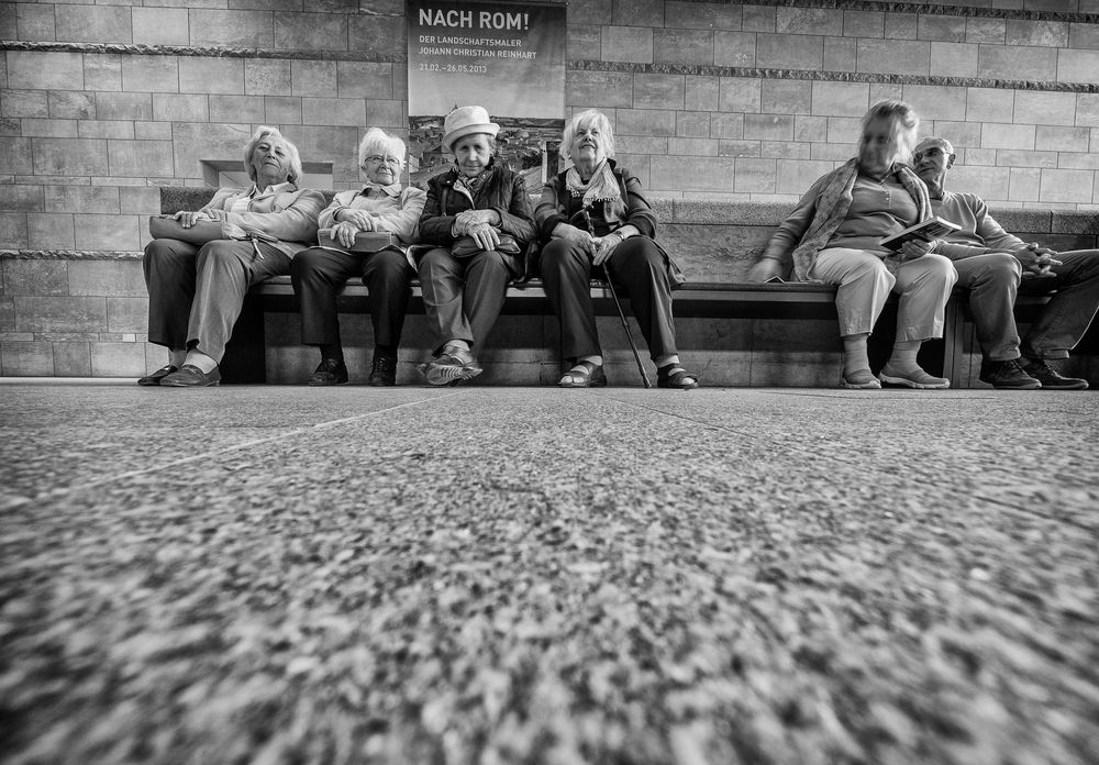 Karl Valentin wartet ...... Foto & Bild | erwachsene menschen, gruppen, mehrere menschen Bilder ...