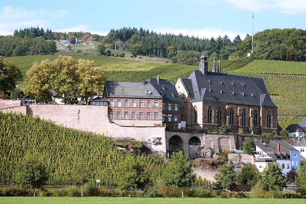 Kath. Kirche St. Laurentius in Saarburg Foto & Bild | kirche, stadtlandschaft, sakralbauten ...