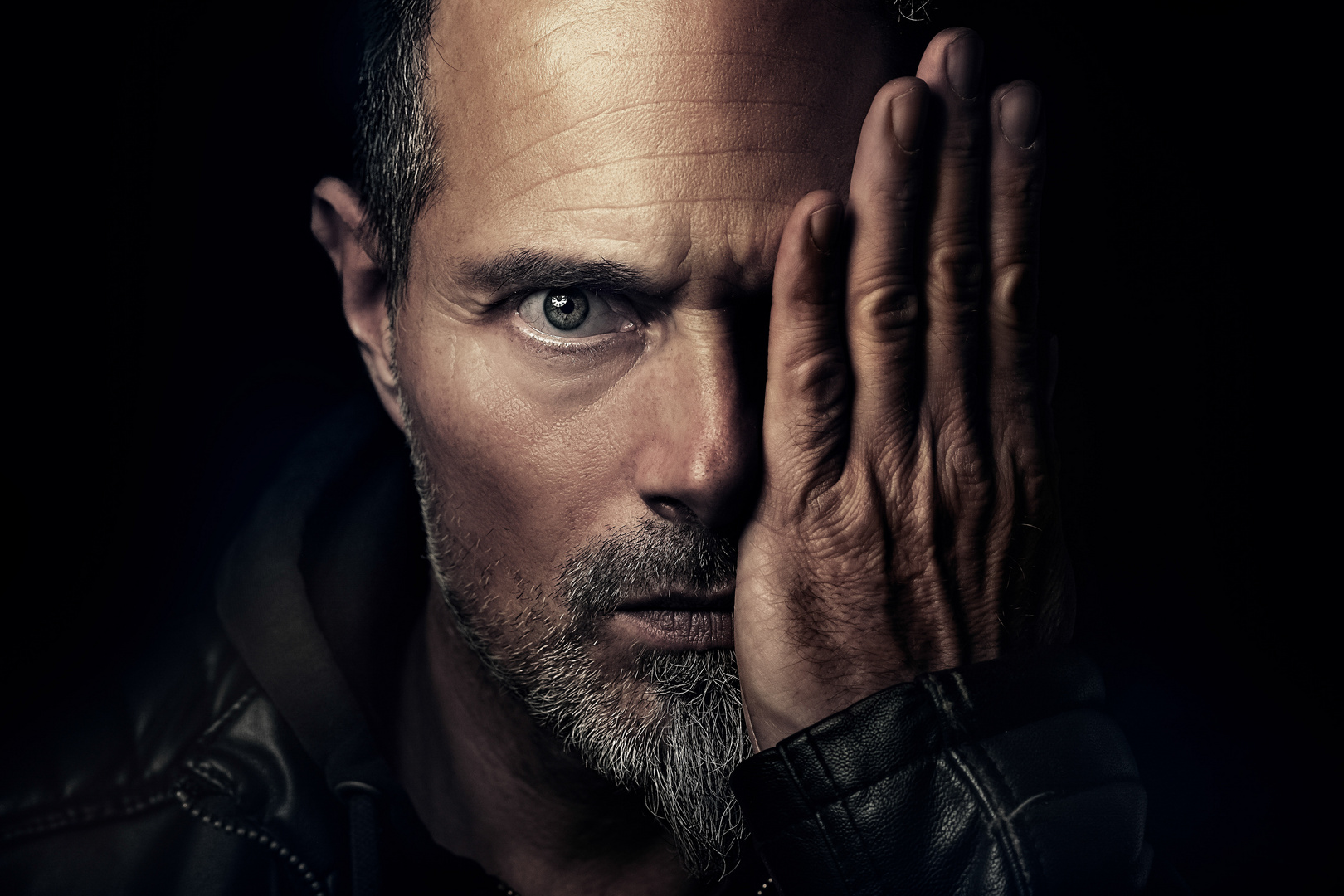 Keep one eye opened Foto & Bild | portrait, portraitfotografie männer ...