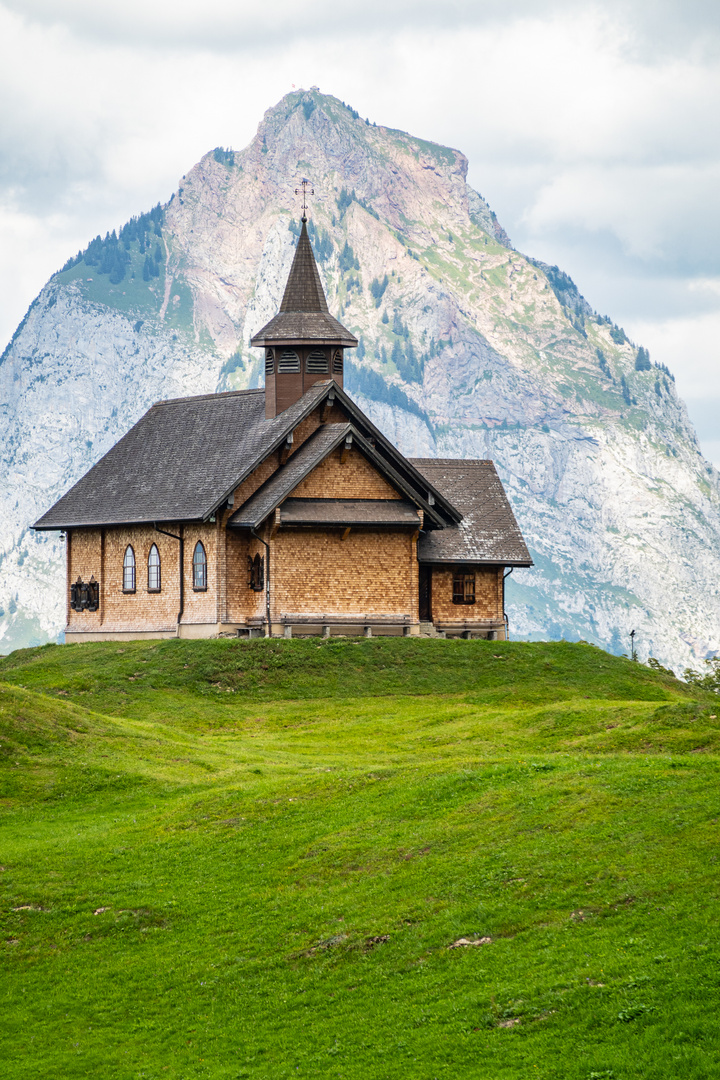 Kirche in Stoos vor dem Großen Mythen Foto & Bild | architektur, europe ...