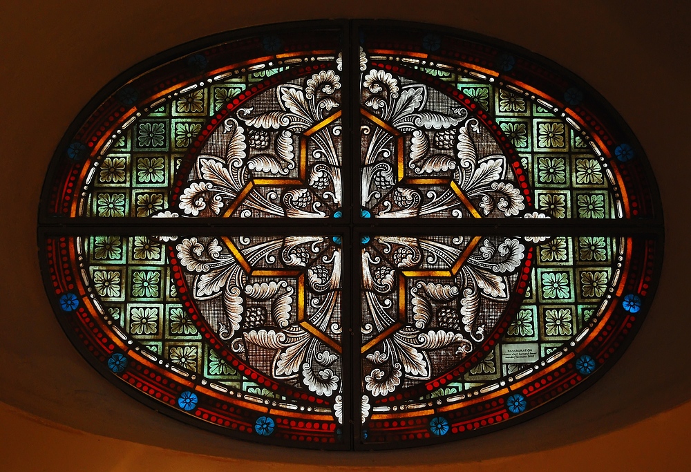 Kirchenfenster in der Dreifaltigkeitskirche Luxembourg Foto & Bild | architektur, sakralbauten ...