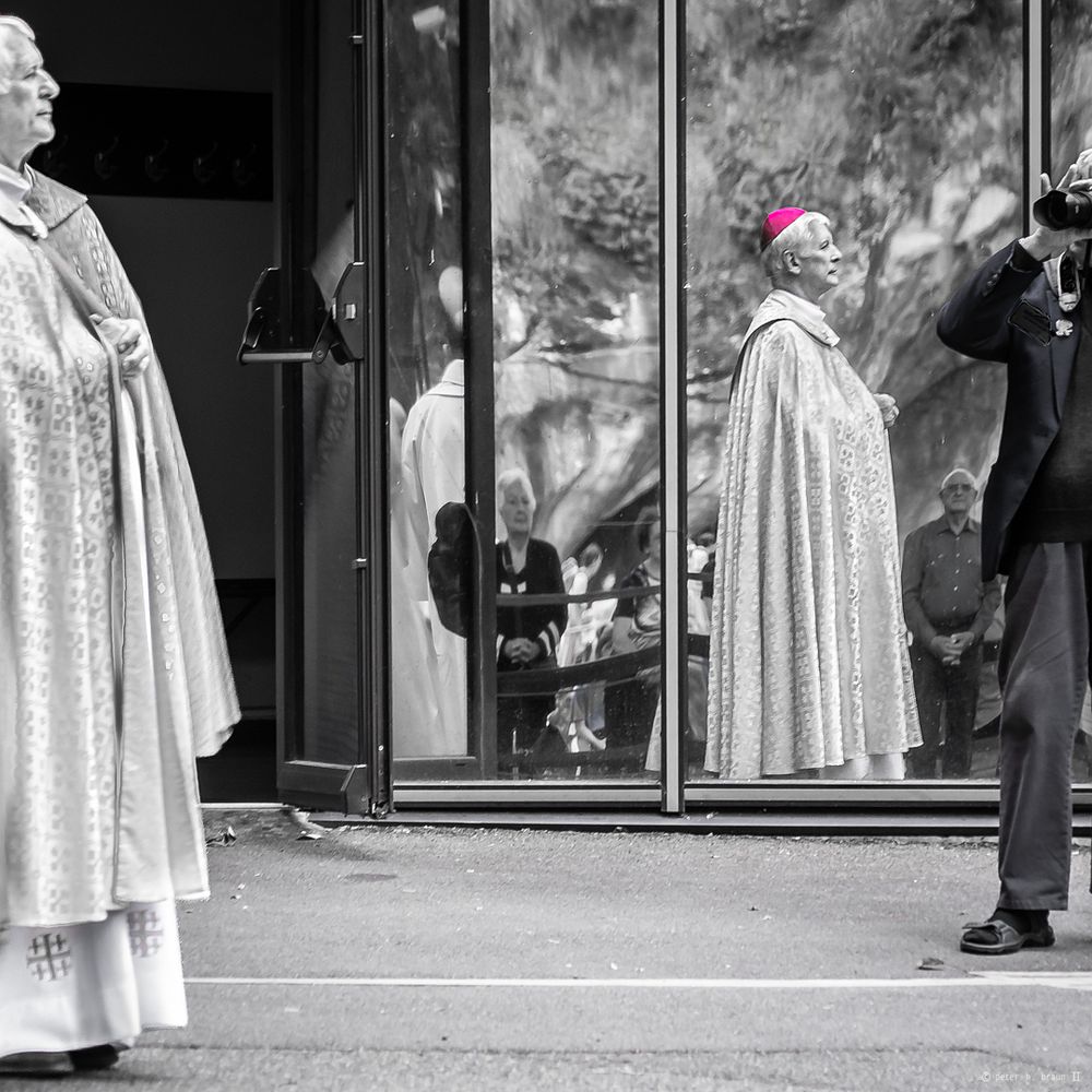 Kirchenfürst Foto & Bild | experimente, streetfotografie mit menschen, gespiegelt Bilder auf ...