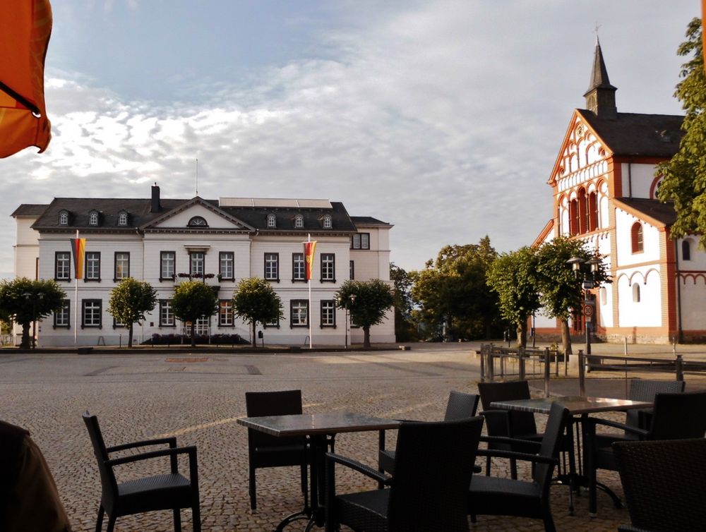 Kirchplatz mit Rathaus in Sinzig Foto & Bild | deutschland, europe ...