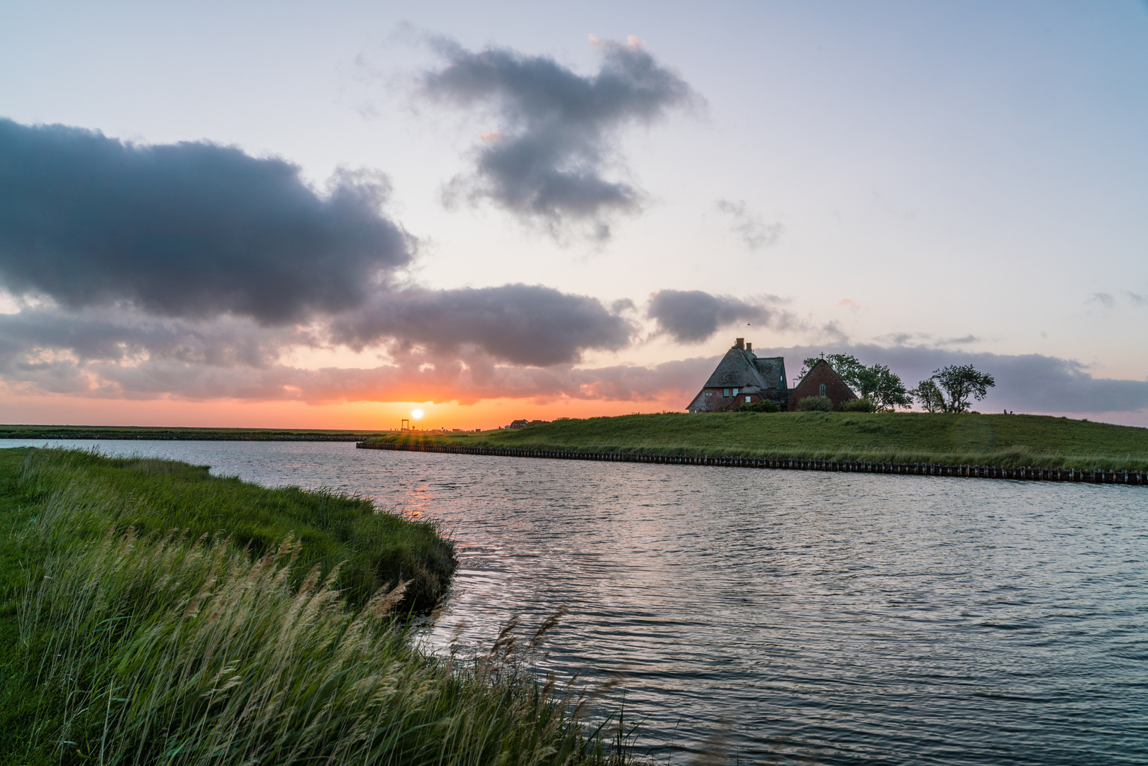 Kirchwarft Hallig Hooge Foto & Bild | landschaft, sonnenaufgang, kirche ...