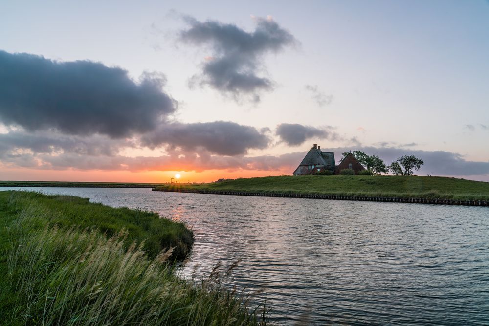 Kirchwarft Hallig Hooge Foto & Bild | landschaft, sonnenaufgang, kirche ...