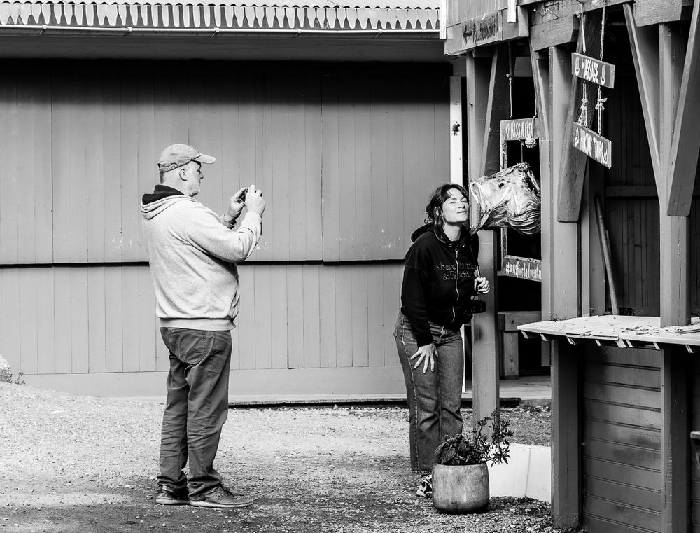 Kiss a fish Foto & Bild | erwachsene menschen, reportage dokumentation, europe Bilder auf ...