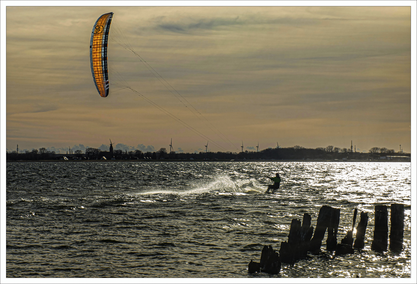 Kiten in der Dänischen Wieck Foto & Bild | erwachsene, deutschland ...