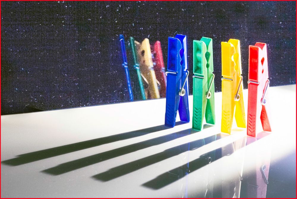 Klammer-Parade 2 Foto & Bild | experimente, gespiegelt, plakativ Bilder ...