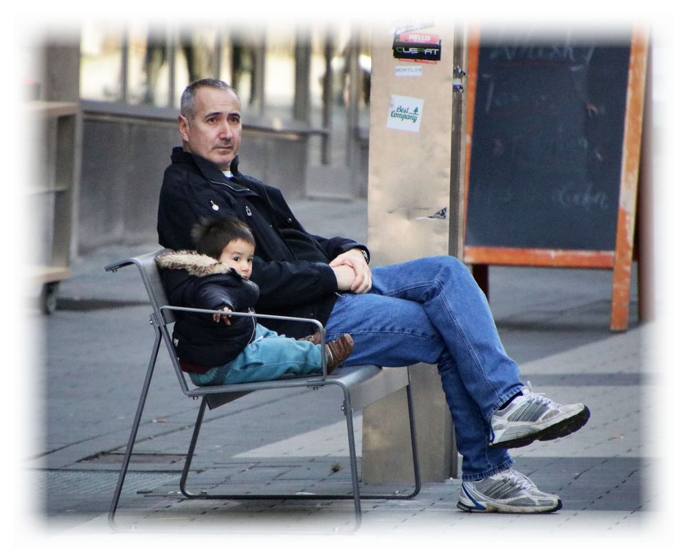 Klein und Groß. Foto & Bild | erwachsene menschen, streetfotografie mit ...