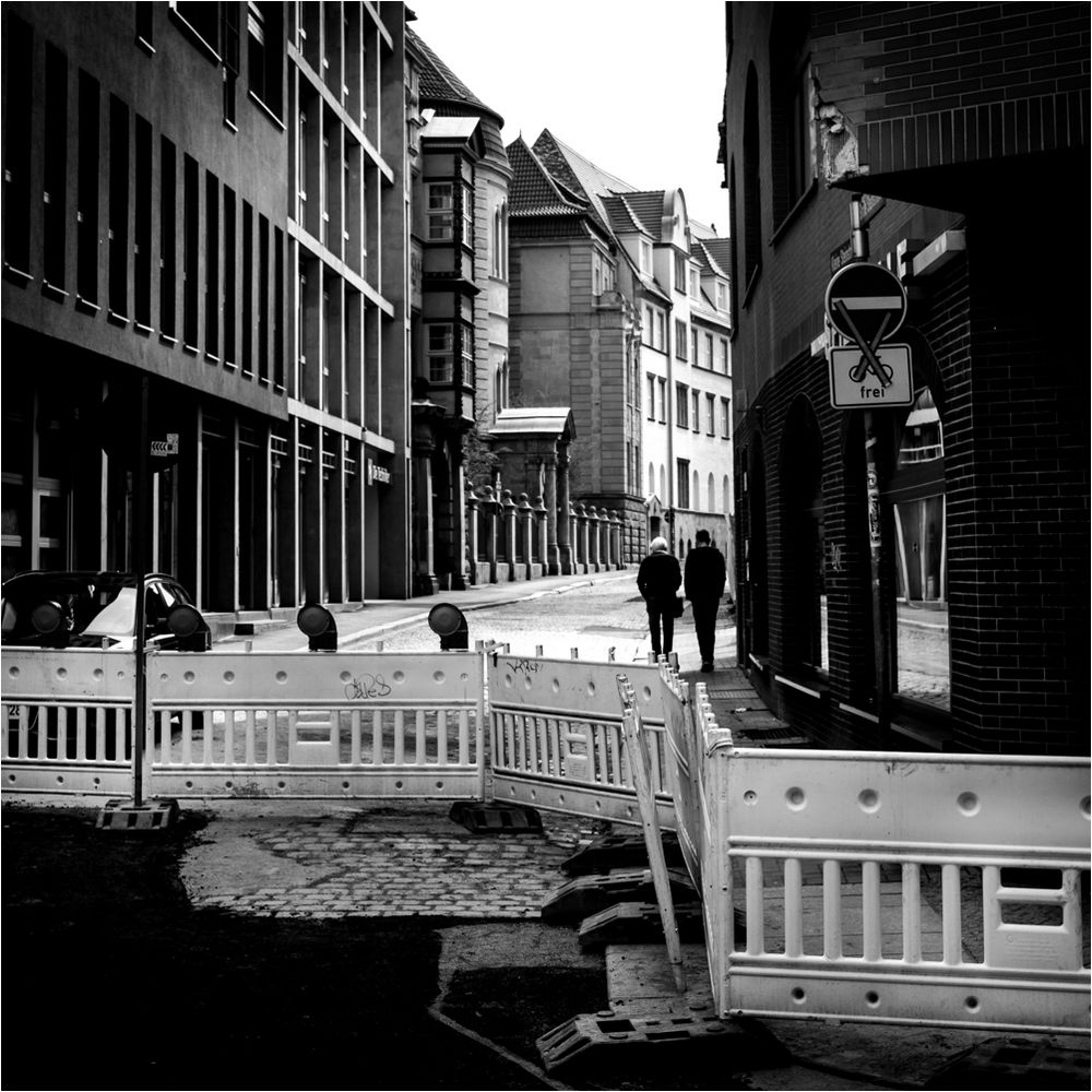 Kleine Steinstraße Foto & Bild | architektur, streetfotografie mit menschen, monochrom Bilder ...