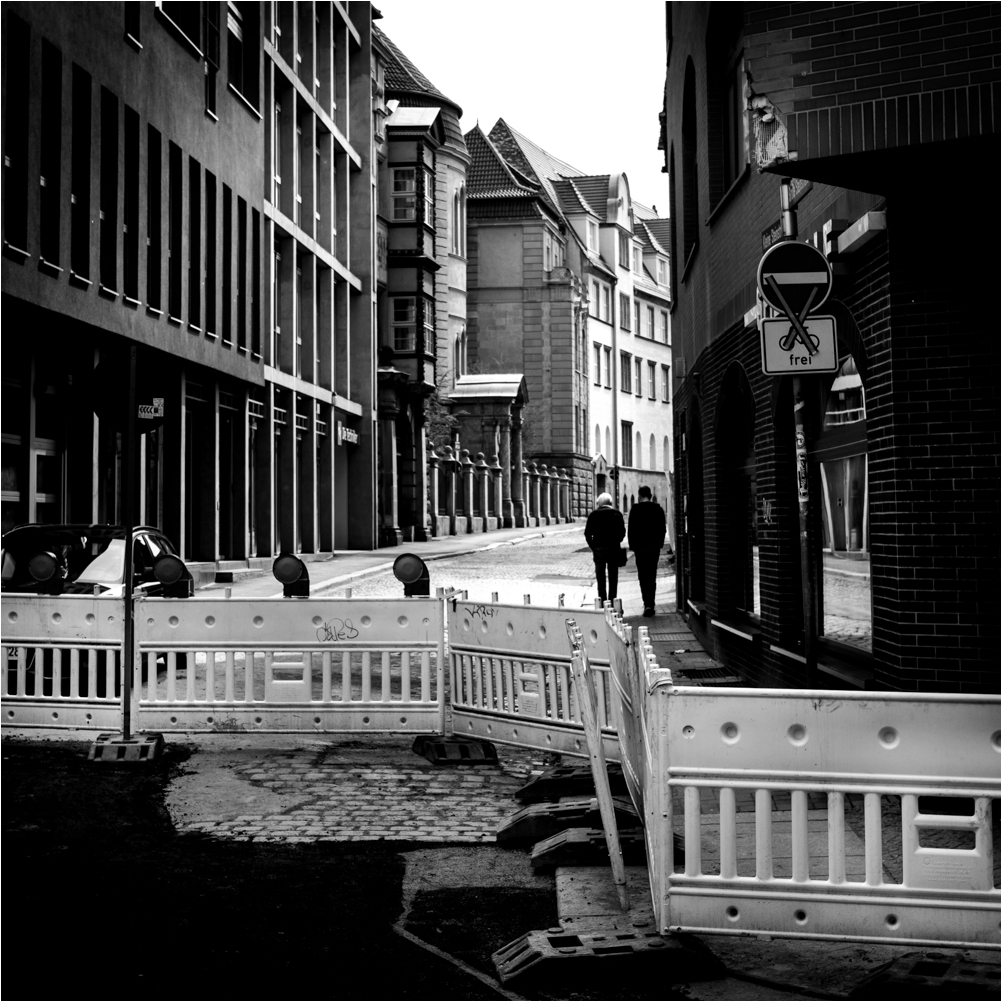 Kleine Steinstraße Foto & Bild | architektur, streetfotografie mit menschen, monochrom Bilder ...