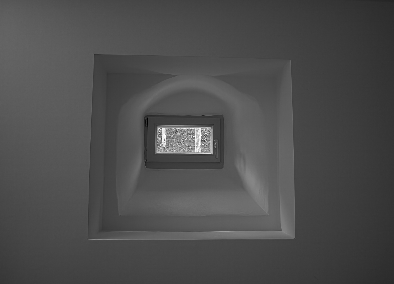 kleines Fenster in dicker Wand Foto & Bild | projekte, monochrom, bearbeitungs - techniken ...