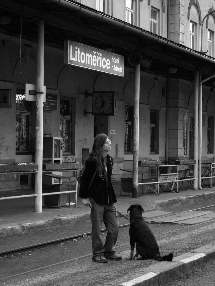 Kleinstadt-Bahnhof Foto & Bild | streetfotografie mit menschen, kommunikation; grafik; szenen ...