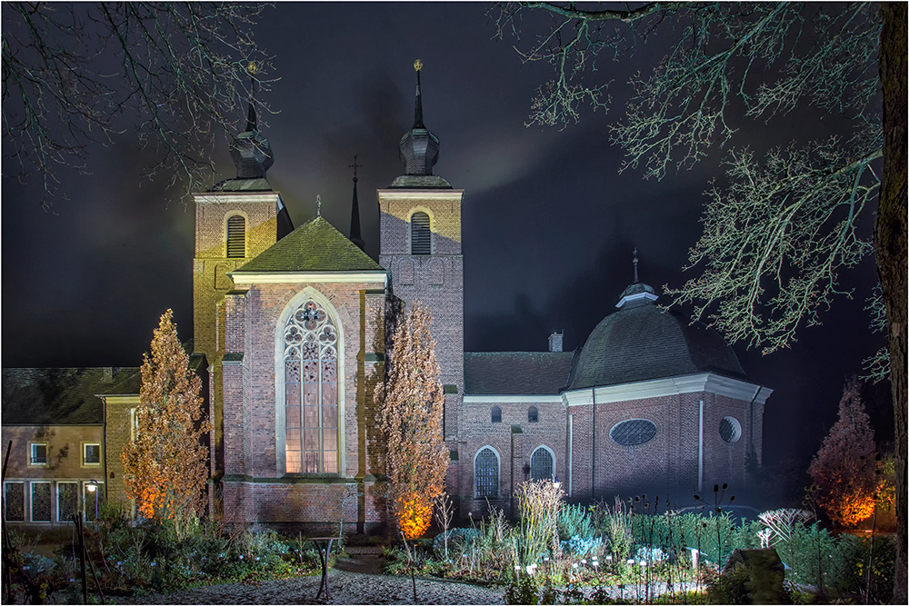 Kloster Kamp Lintfort bei Nebel und im rechten Licht Foto & Bild | architektur, architektur bei ...