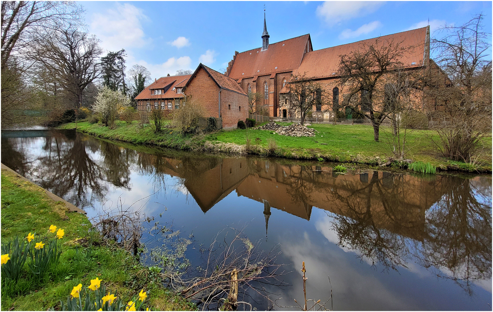 Kloster Wienhausen Foto & Bild | wasser, frühling, ostern Bilder auf ...