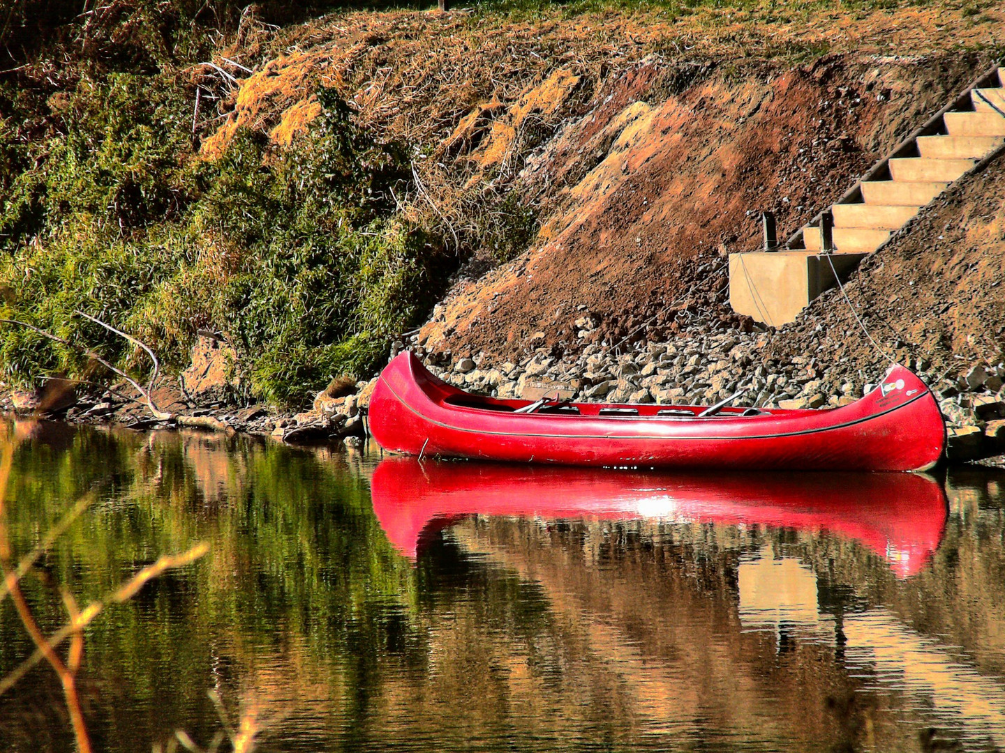 Knallrot im Spiegel Foto & Bild | natur, landschaft, fluss Bilder auf ...