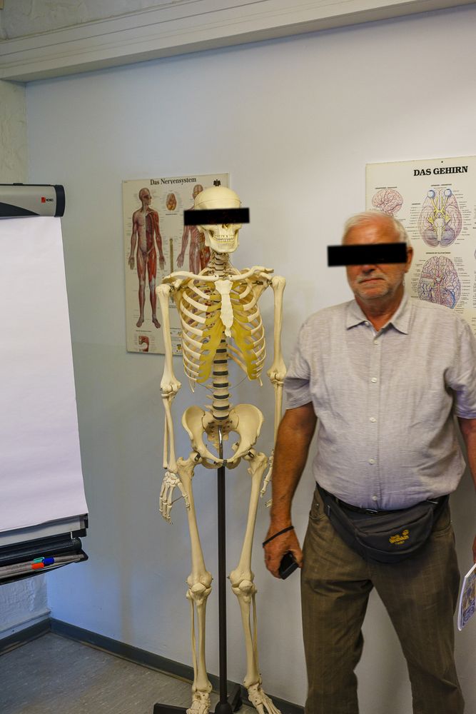 Knochen... Foto & Bild | erwachsene menschen, szene, menschen in der ...