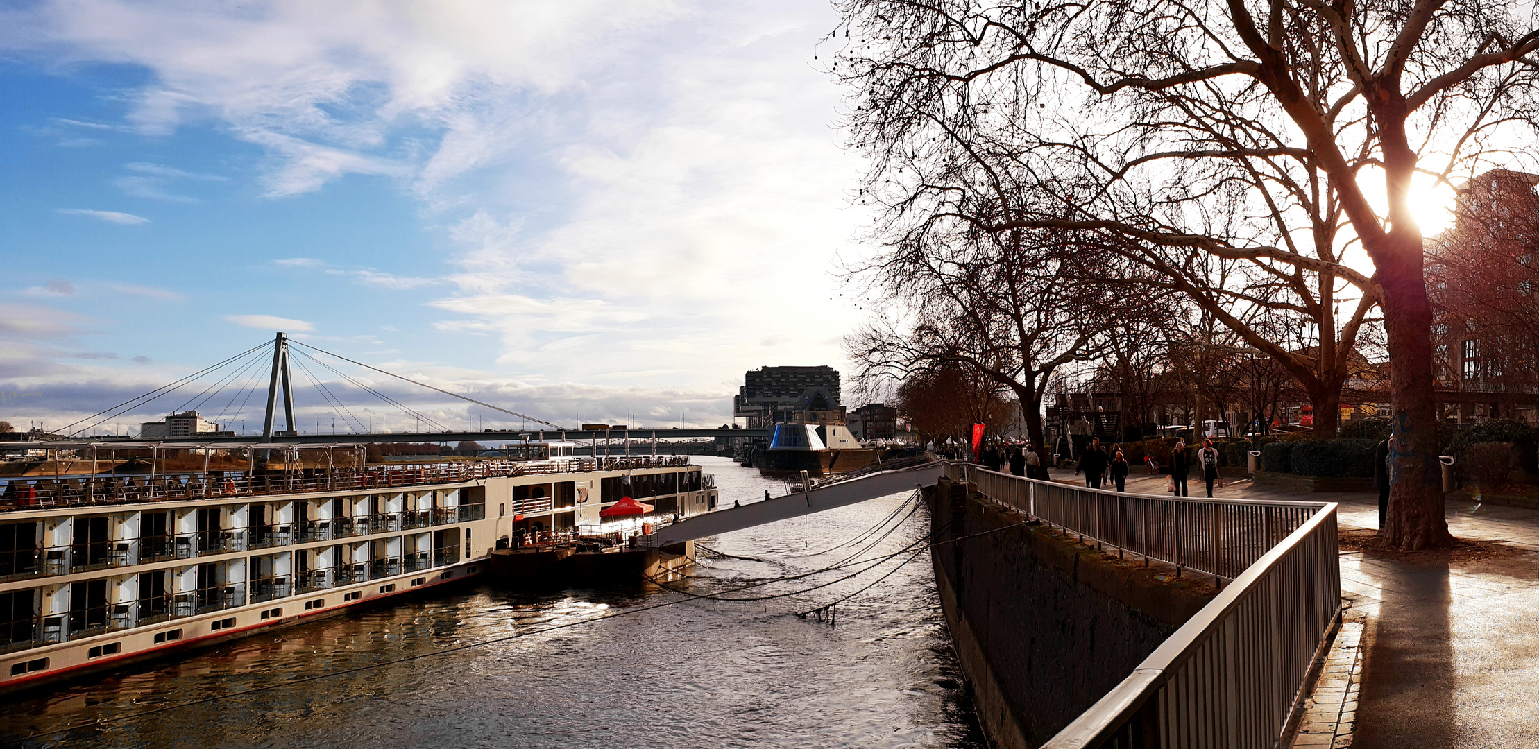 Kölner Altstadt/ Ufer /Rhein/ nähe Dom Foto & Bild | deutschland ...