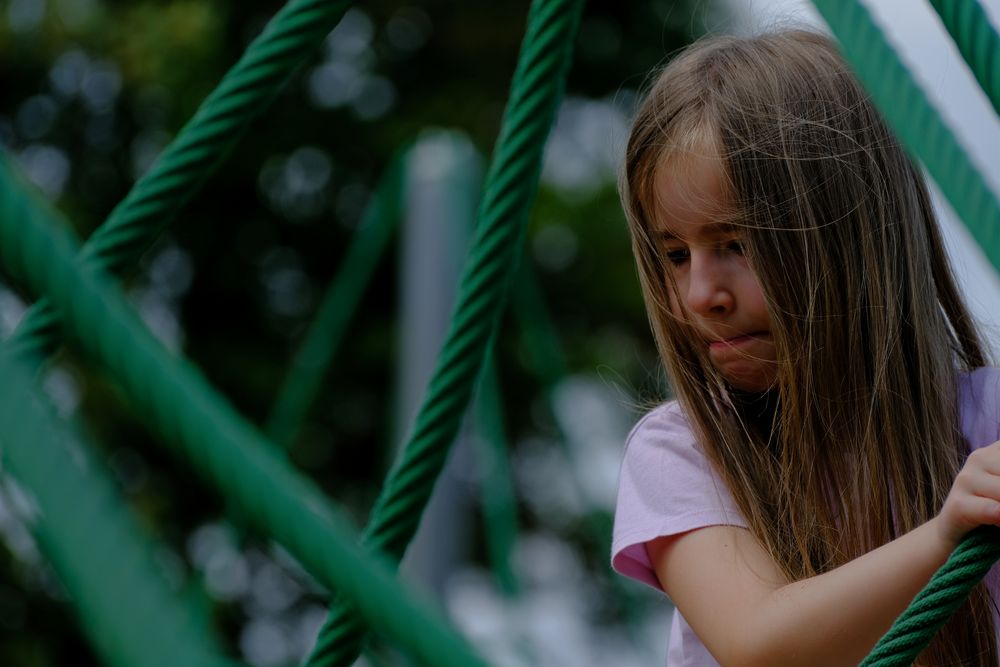 Konzentration am Klettergerüst Foto & Bild | menschen, kinder, streetfotografie mit menschen ...