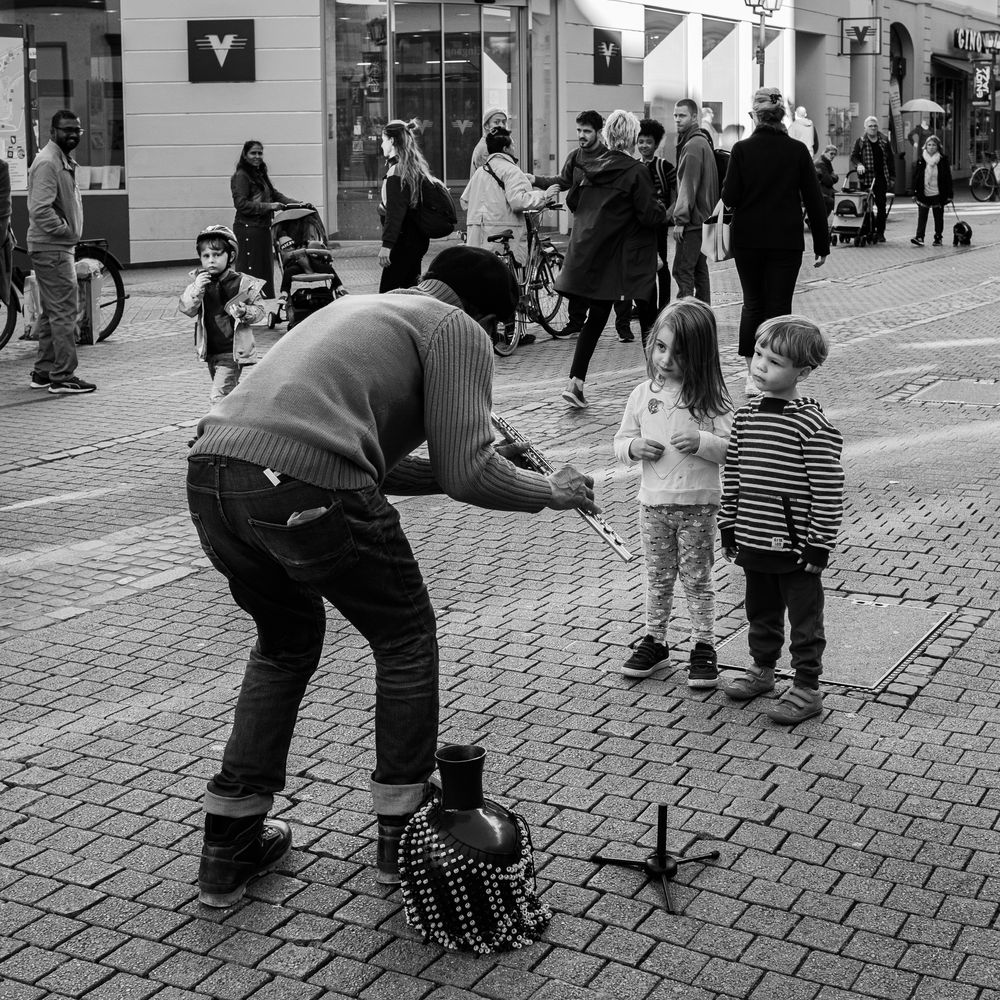 Konzert für kleines Publikum Foto & Bild | streetfotografie mit menschen, people, street Bilder ...