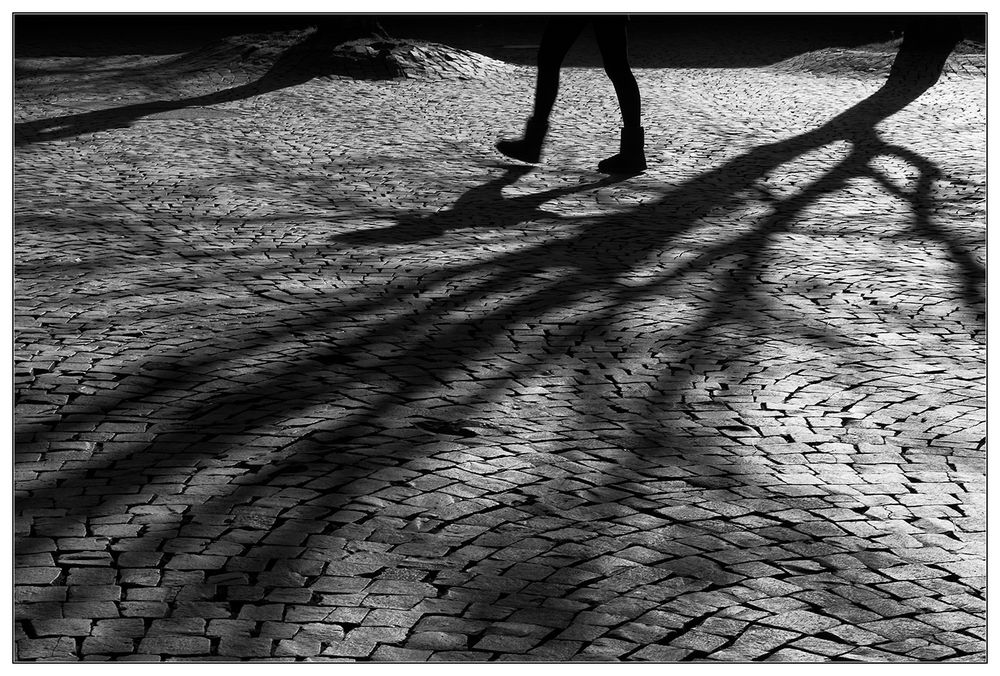 Kopfsteinpflaster Foto & Bild | experimente, streetfotografie mit menschen, fotokunst Bilder auf ...