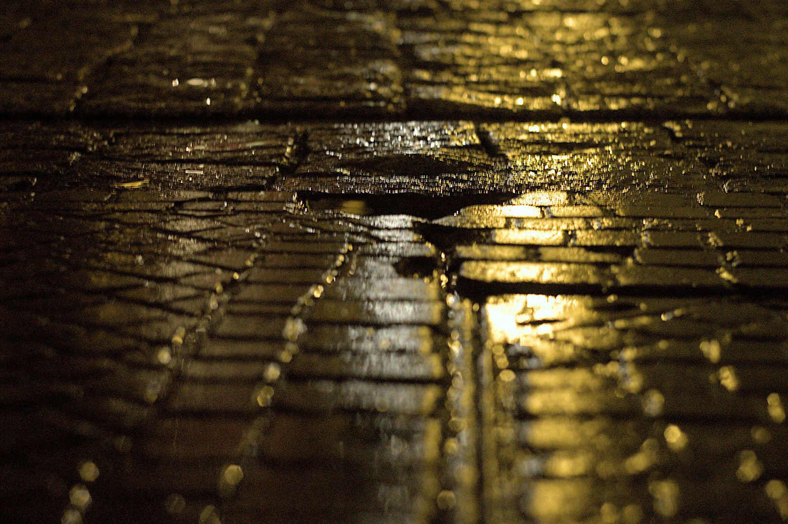 Kopfsteinpflaster Regen Nacht Foto & Bild | streetfotografie ohne ...