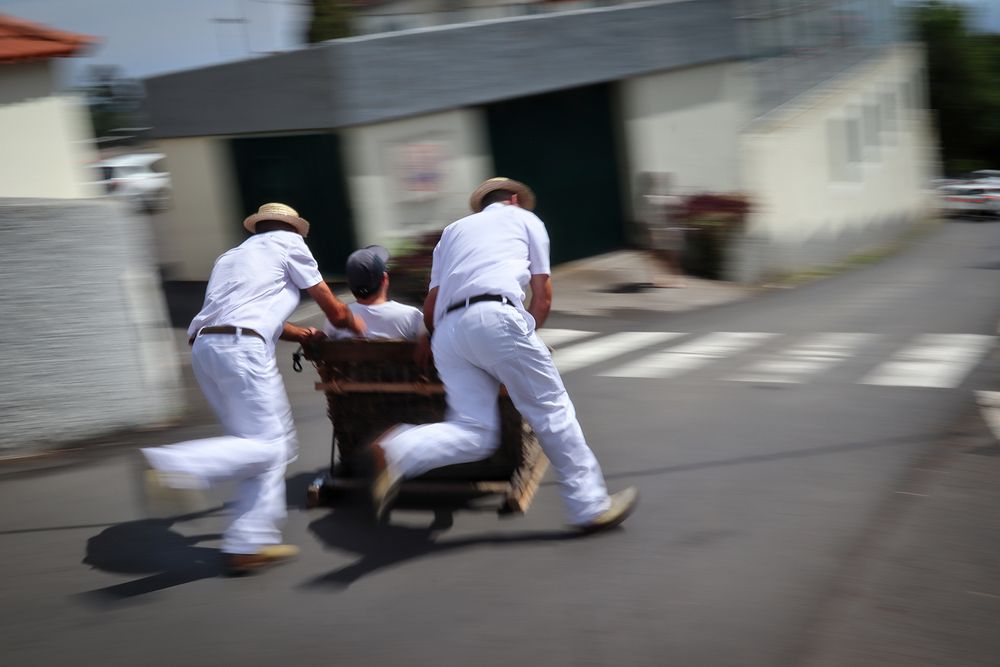 Korbschlitten Foto & Bild | europe, portugal, streetfotografie mit menschen Bilder auf fotocommunity