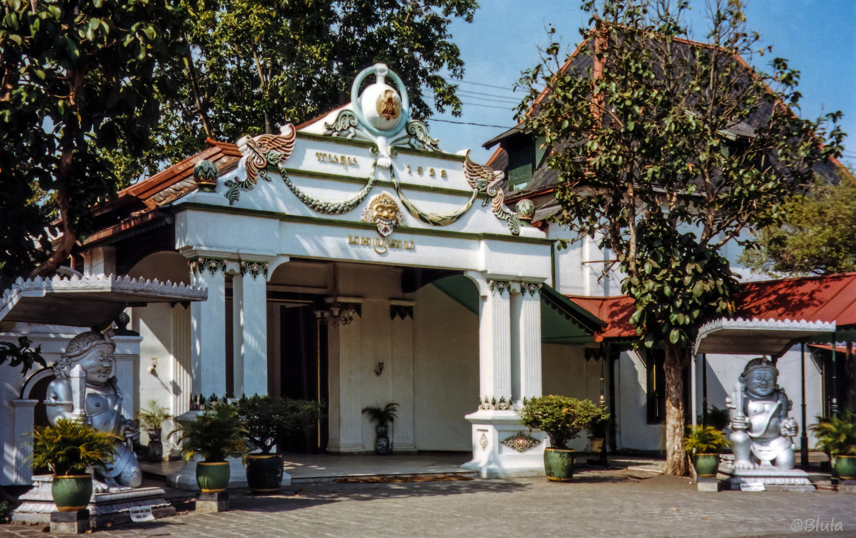 Kraton von Yogyakarta (Java) - Donopratoro Tor Foto & Bild ...