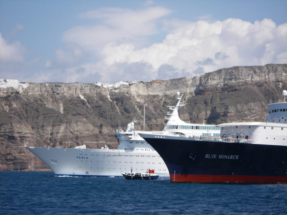 Kreuzer vor Santorin Foto & Bild | stillleben, zufällige arrangements ...