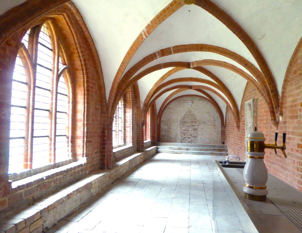 Kreuzgang mit Zapfhahn Foto & Bild | fotos, world, kirche Bilder auf fotocommunity