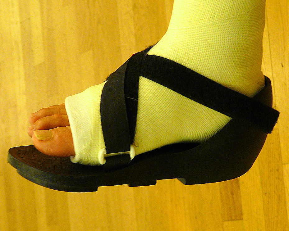 Krücken, Krücken,". . Foto & Bild | emotionen, schmerz und leid, 2008/ ...