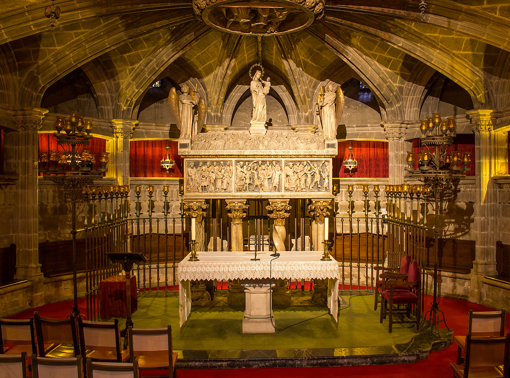 Krypta der Kathedrale in Barcelona Foto & Bild | architektur, sakralbauten, innenansichten ...