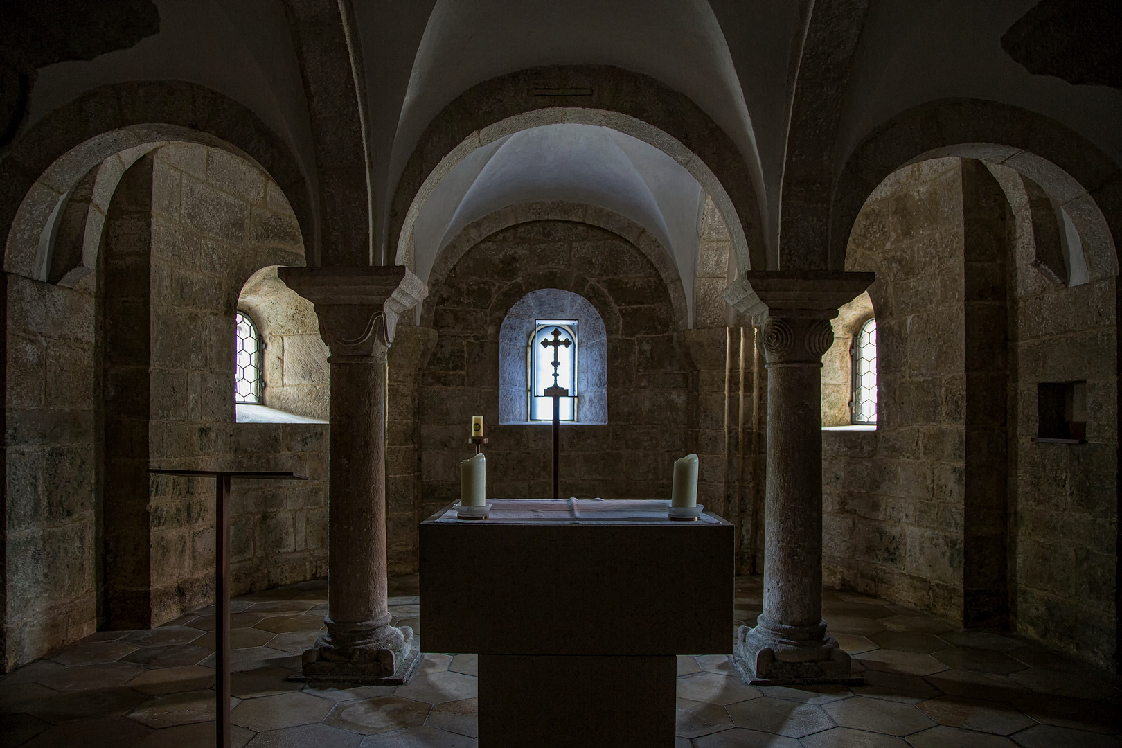 Krypta mit dem Heilig-Kreuz-Reliquiar Foto & Bild | architektur, sakralbauten, innenansichten ...