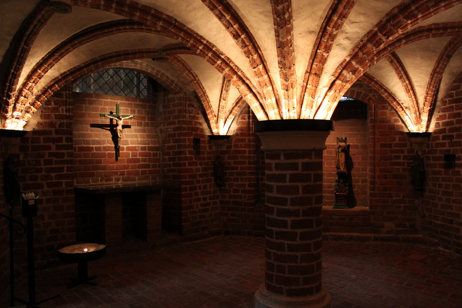 Krypta zu St. Nicolai in Lüneburg Foto & Bild | architektur, sakralbauten, innenansichten ...