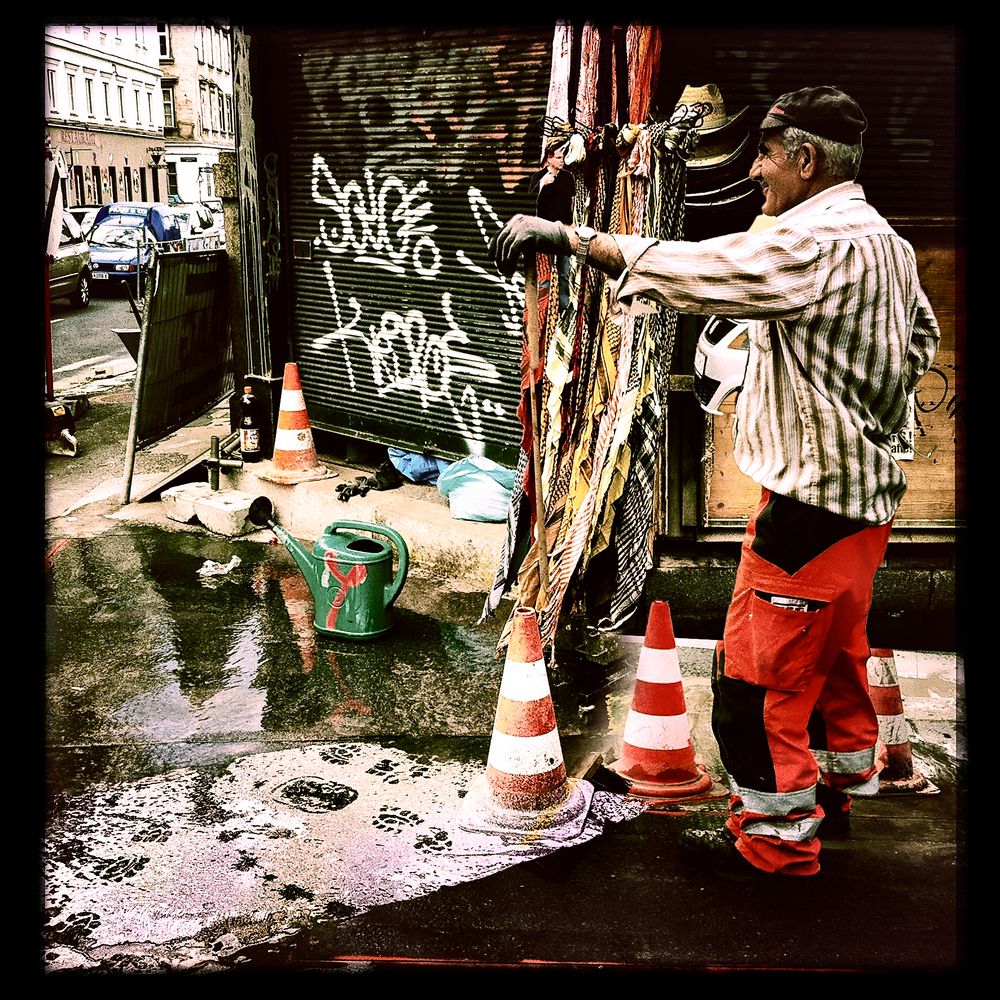 Kunst am Bau . Foto & Bild | erwachsene menschen, streetfotografie mit menschen, menschen bei ...