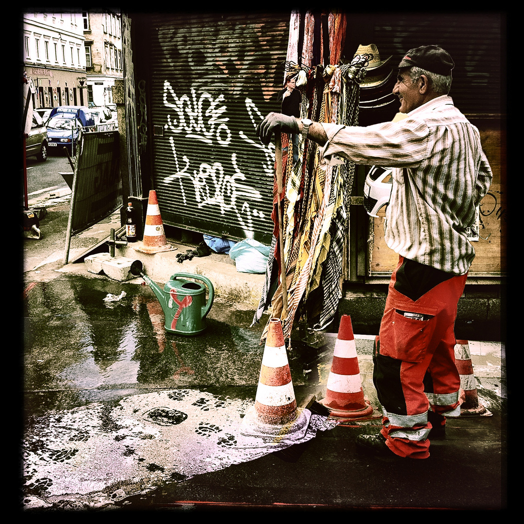 Kunst am Bau . Foto & Bild | erwachsene menschen, streetfotografie mit menschen, menschen bei ...