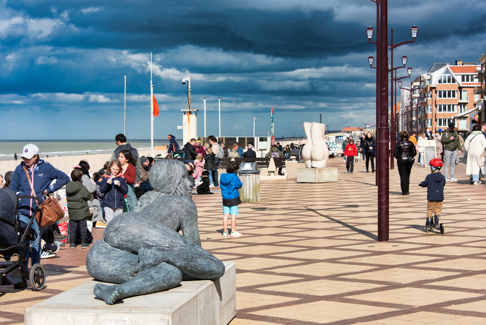 Kunst trifft Alltag Foto & Bild | erwachsene menschen, streetfotografie ...