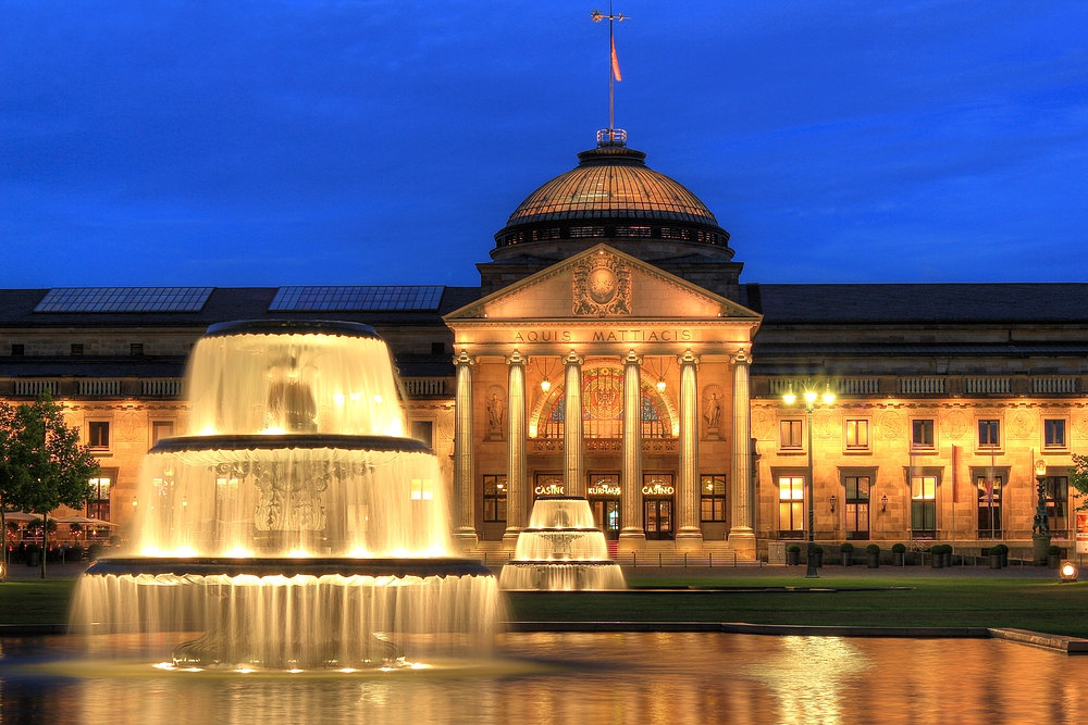 Kurhaus von Wiesbaden bei Nacht Foto & Bild | architektur, architektur bei nacht, mein portfolio ...