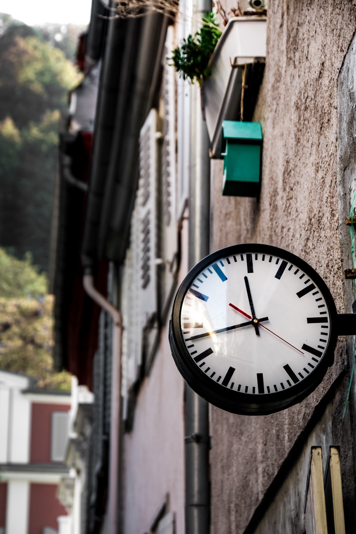 Kurz nach halb 10 - Zeit für ein Knoppers Foto & Bild | fotos, kunst ...