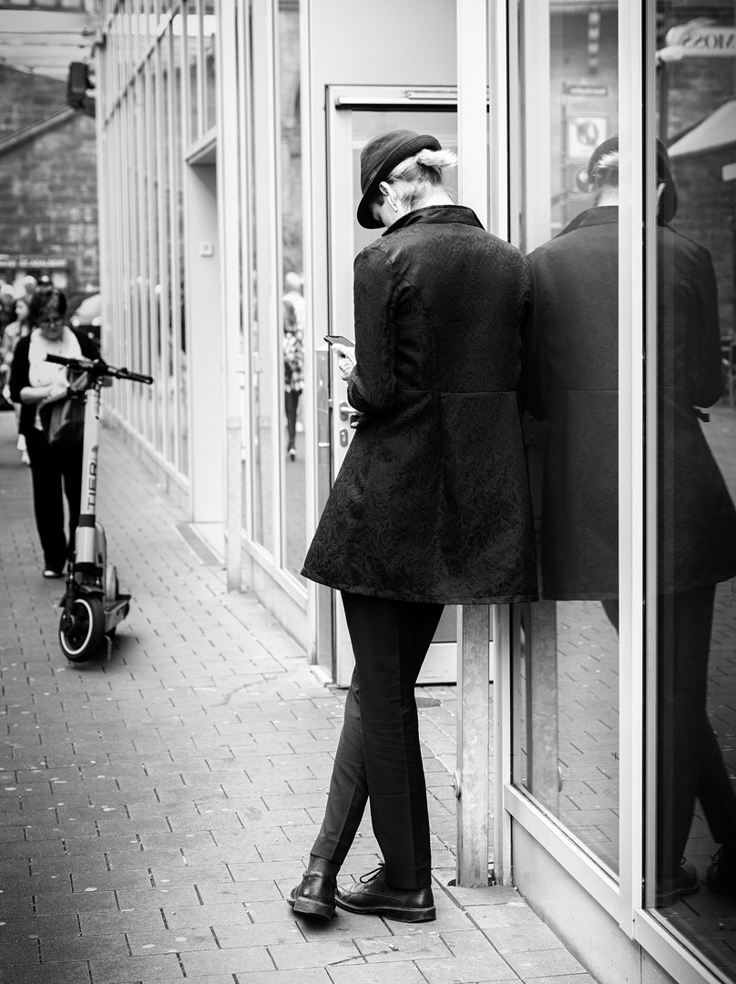 kurze Pause Foto & Bild | streetfotografie mit menschen, im vorbeigehen, menschen Bilder auf ...