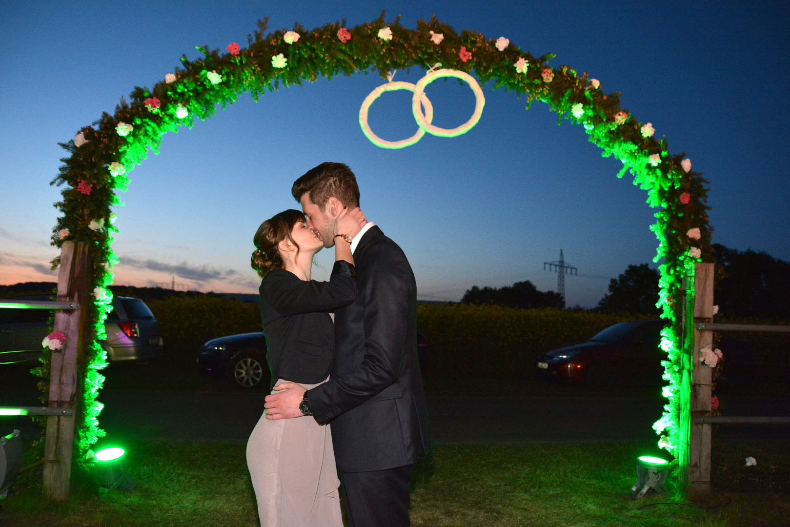 Kuss unterm Bogen Foto & Bild | hochzeit, hochzeitsfotografie, menschen Bilder auf fotocommunity