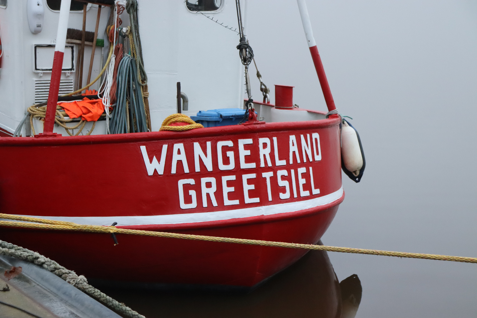 Kutter im Greetsieler Hafen Foto & Bild | world, rot, meer Bilder auf ...