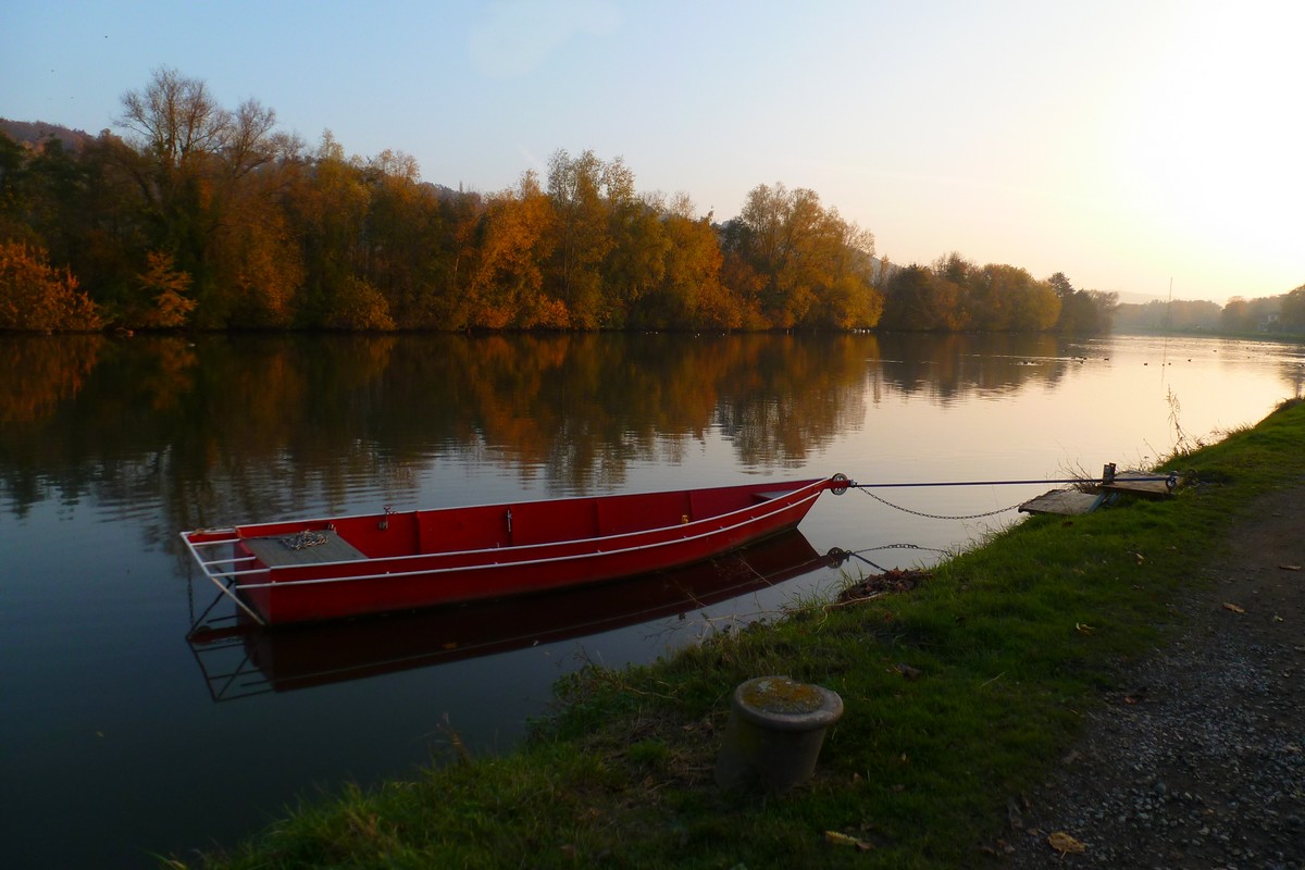 La barque rouge photo et image | paysages, lacs, rivières, cascades, au bord de l'eau Images ...