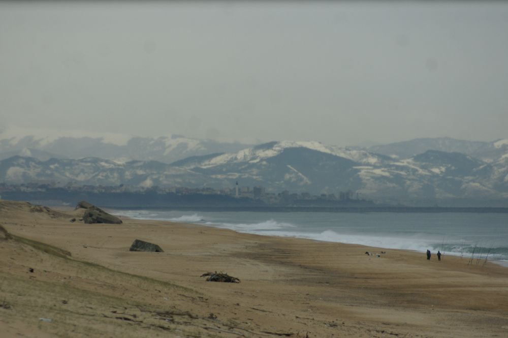 LA CHAÎNE DES PYRENEES VUE DE LA PLAGE DE LABENNE .(LANDES) - Image ...